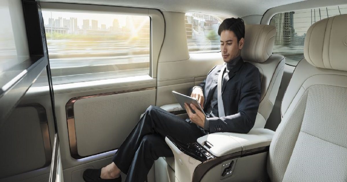 Lexus LM 350h Launched In India With 48 Inch Large TV Screen - News18 हिंदी