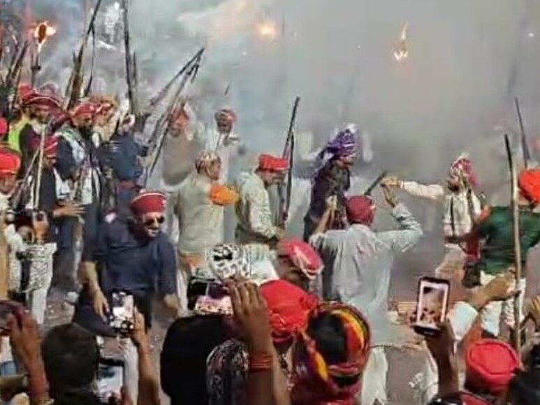 गांव में रातभर बंदूकों से चलती रही गोलियां, बारूद के धमाकों से गूंजता ...