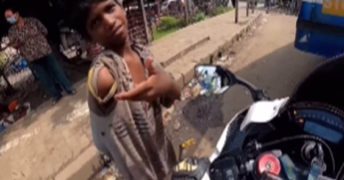 चौराहे पर भीख मांग रहा था बच्चा, कटा हाथ दिखा लगा रोने, शख्स ने खींचे ...