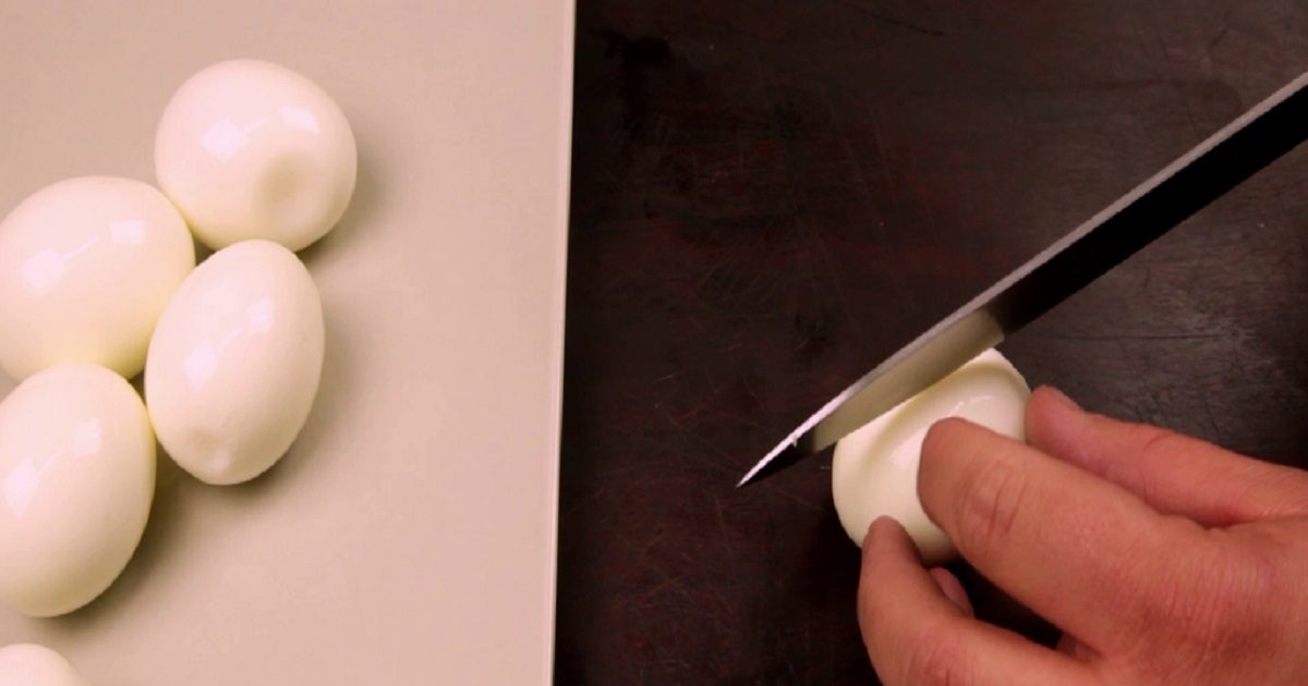 शख्स ने ठेले से खरीदा उबला अंडा, काटते ही उड़ गए होश, अंदर दिखी ऐसी चीज! - man orders boiled egg ...