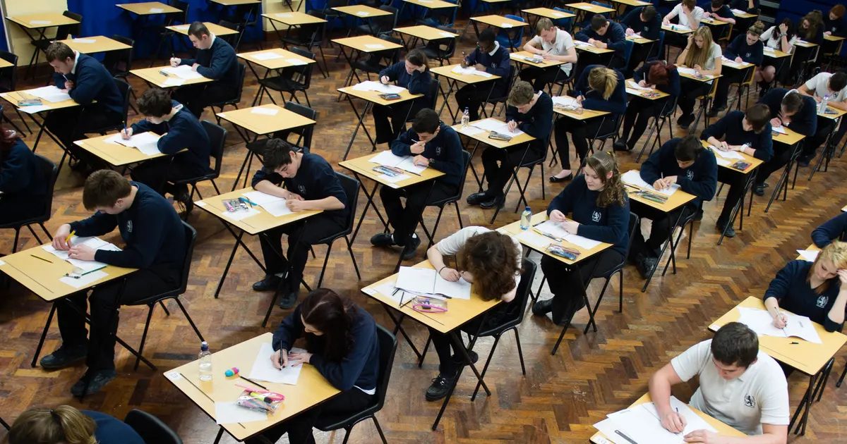 अजब गजब ! जारी कर दी एडमिट कार्ड, तारीखें भी बता दी, फिर परीक्षा लेना ...