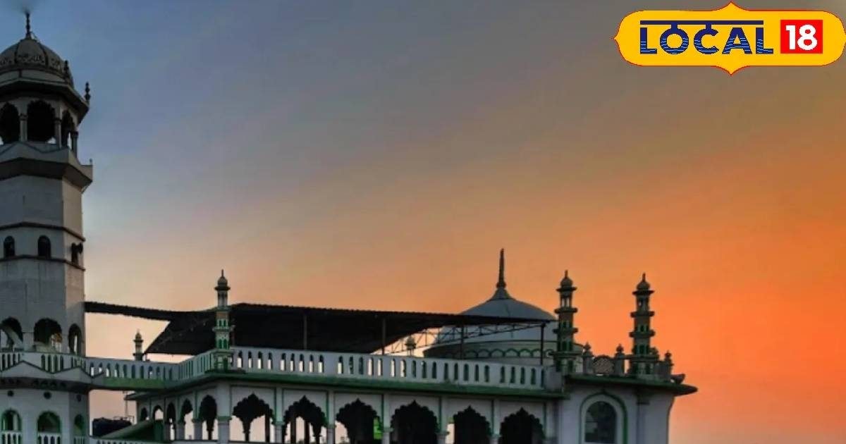 This is the famous mosque of Patna crowd of Rozedaars gathers see ...