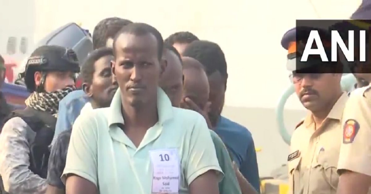 35 सोमालियाई समुद्री लुटेरे को लेकर मुंबई पहुंचा INS कोलकाता, समंदर से ...