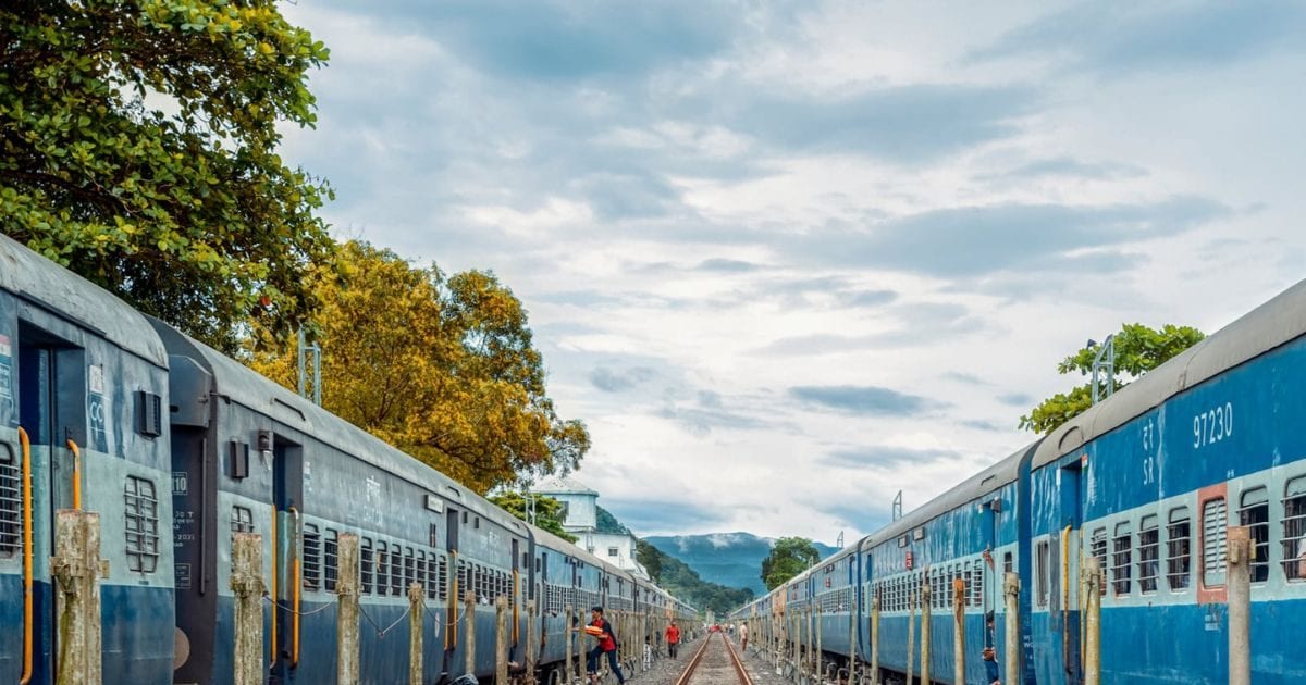 रेलवे क्‍यों यूज करता है 24 घंटे वाली घड़ी? 12 घंटे टाइम फार्मेट इस् ...