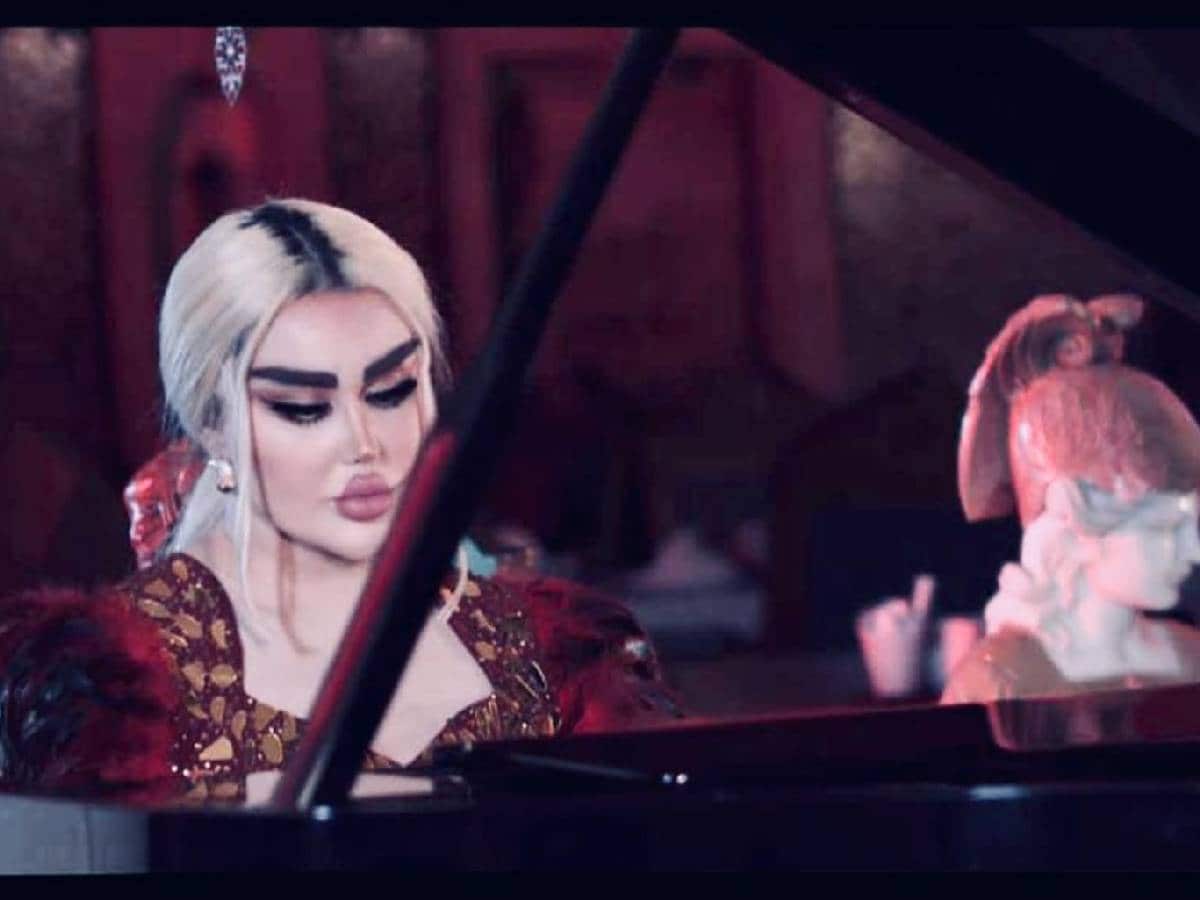 पूरे शरीर में करवाई ढेरों सर्जरी, बार्बी बन जुटाए 10 लाख फैन्स, पर कोई ...