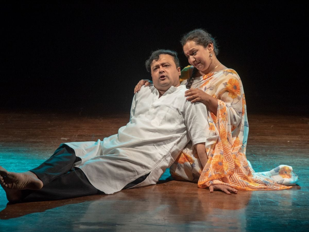 देवेंद्र राज अंकुर के निर्देशन में प्रियदर्शन के नाटक 'बेटियां मन्नू की' का मंचन, स्त्री अस्मिता ...