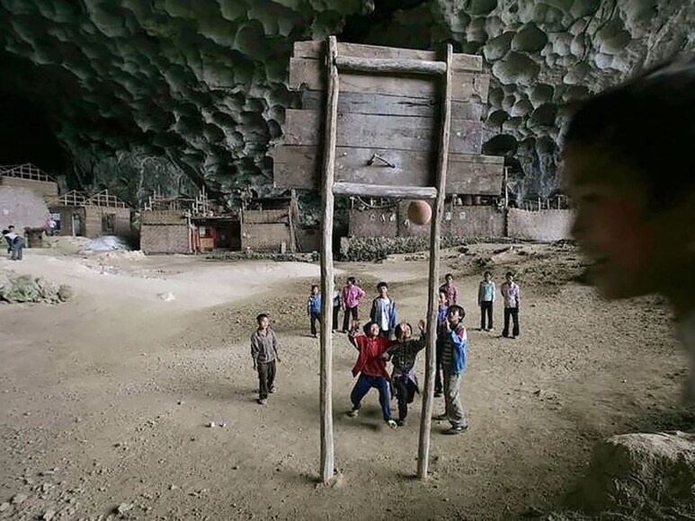 यहां गुफा के अंदर बसा पूरा का पूरा 'पाताल लोक', जहां रहते हैं 100 लोग ...