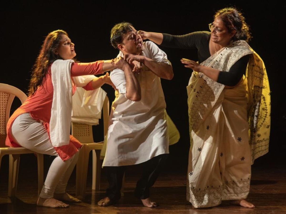 देवेंद्र राज अंकुर के निर्देशन में प्रियदर्शन के नाटक 'बेटियां मन्नू की ...