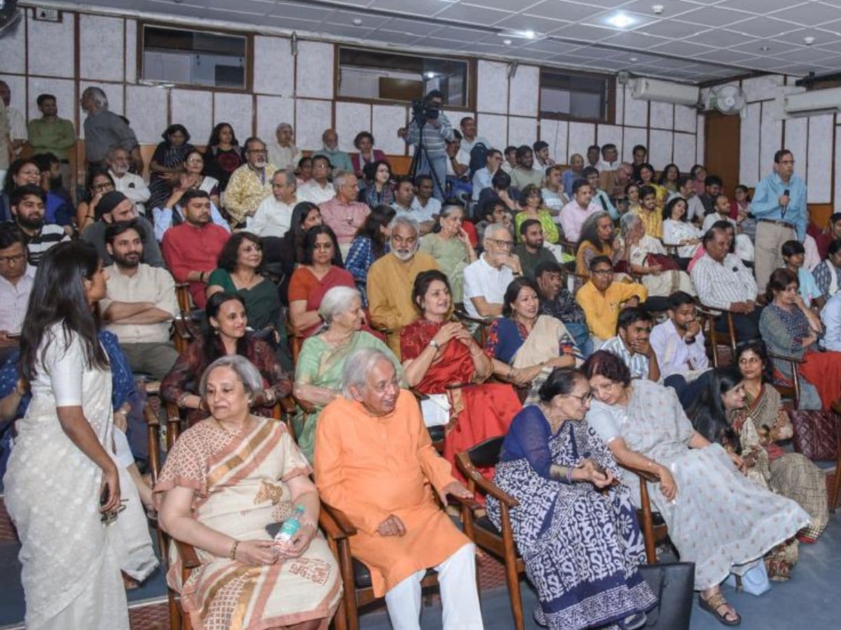 देवेंद्र राज अंकुर के निर्देशन में प्रियदर्शन के नाटक 'बेटियां मन्नू की ...