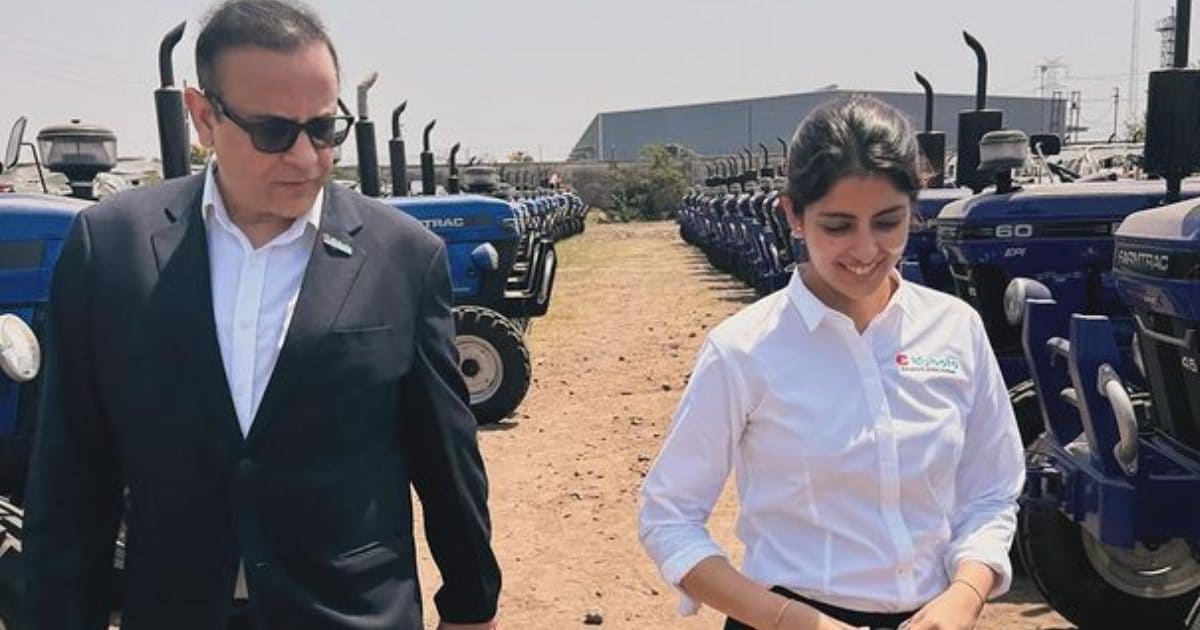 पिता की ट्रैक्टर फैक्ट्री पहुंची नव्या नवेली नंदा, चेक की ग्राउंड ...