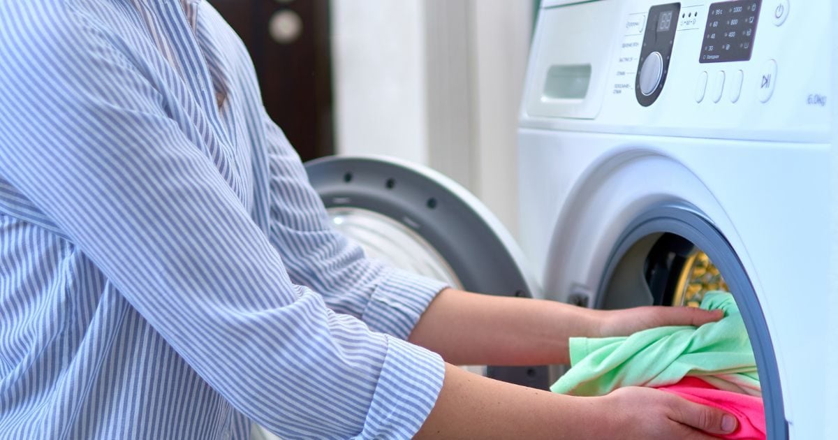 वाशिंग मशीन में कपड़े धोते हुए 90% लोग कर देते हैं एक गलती, नहीं देते ...