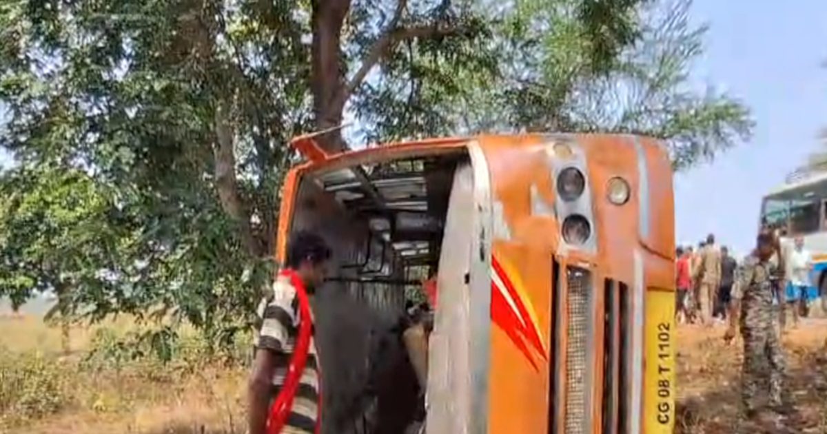 Chhattisgarh: जगदलपुर में बस पलटी, चुनावी ड्यूटी से लौट रहे CRPF के 10 ...