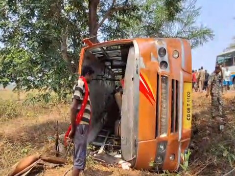 Chhattisgarh: जगदलपुर में बस पलटी, चुनावी ड्यूटी से लौट रहे CRPF के 10 ...