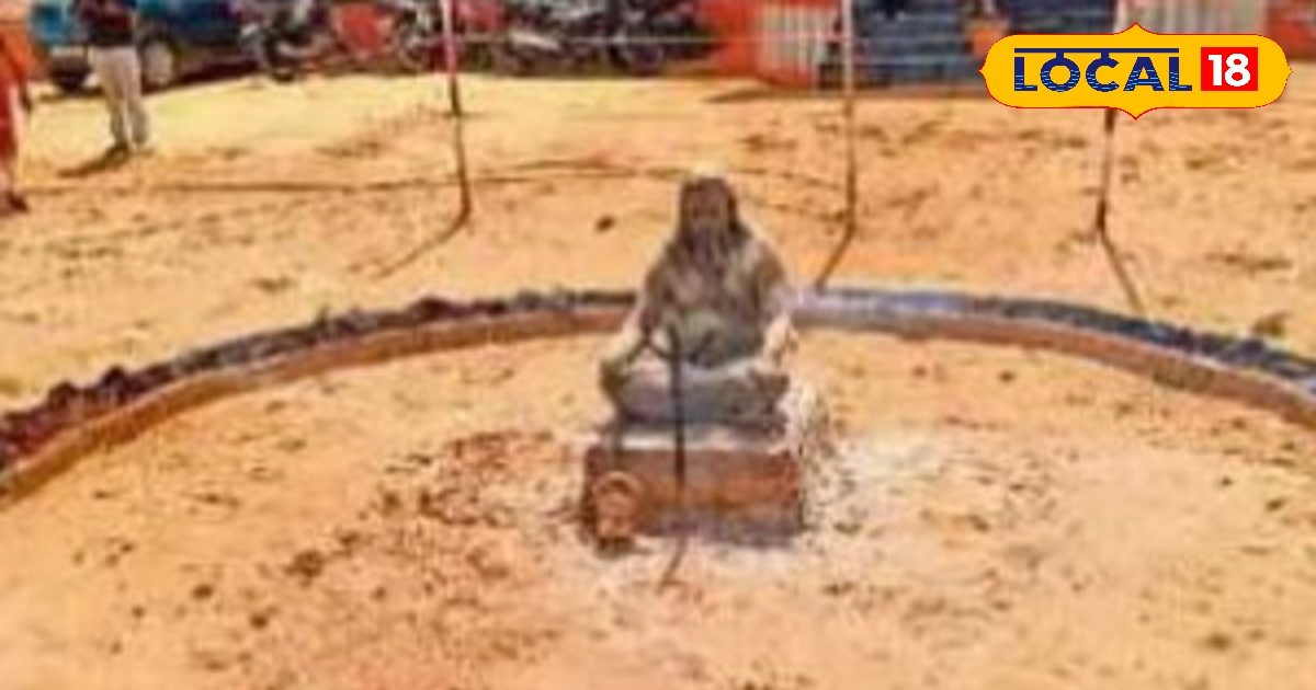 Amidst the scorching sun and the circle of fire,Naga Sadhu will perform ...