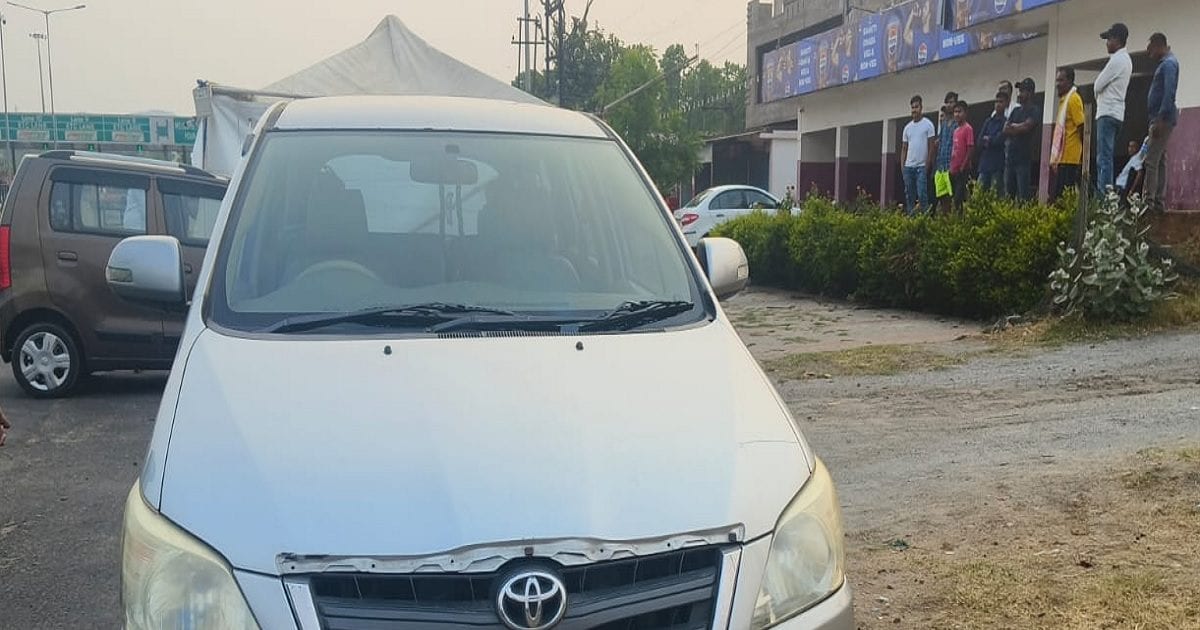 रांची से हजारीबाग जा रही थी इनोवा कार, पुलिस ने चेकिंग के लिए रोकी ...