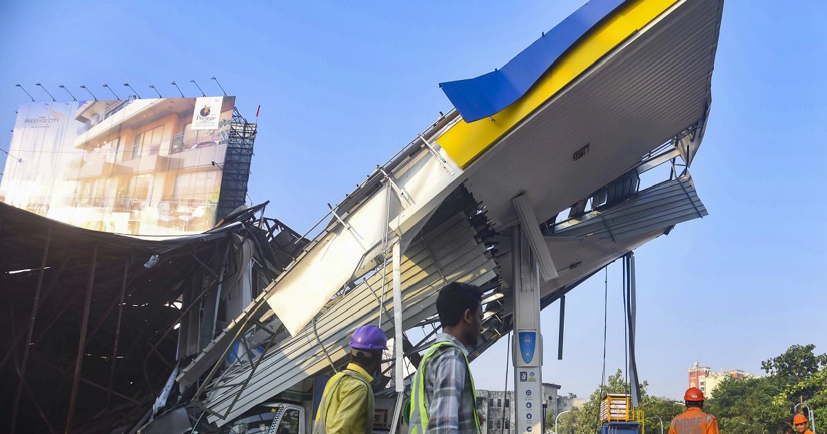 सिर पर मंडराती 'मौत'... मुंबई में आखिर कैसे लगी 'कातिल' होर्डिंग, किसने ...