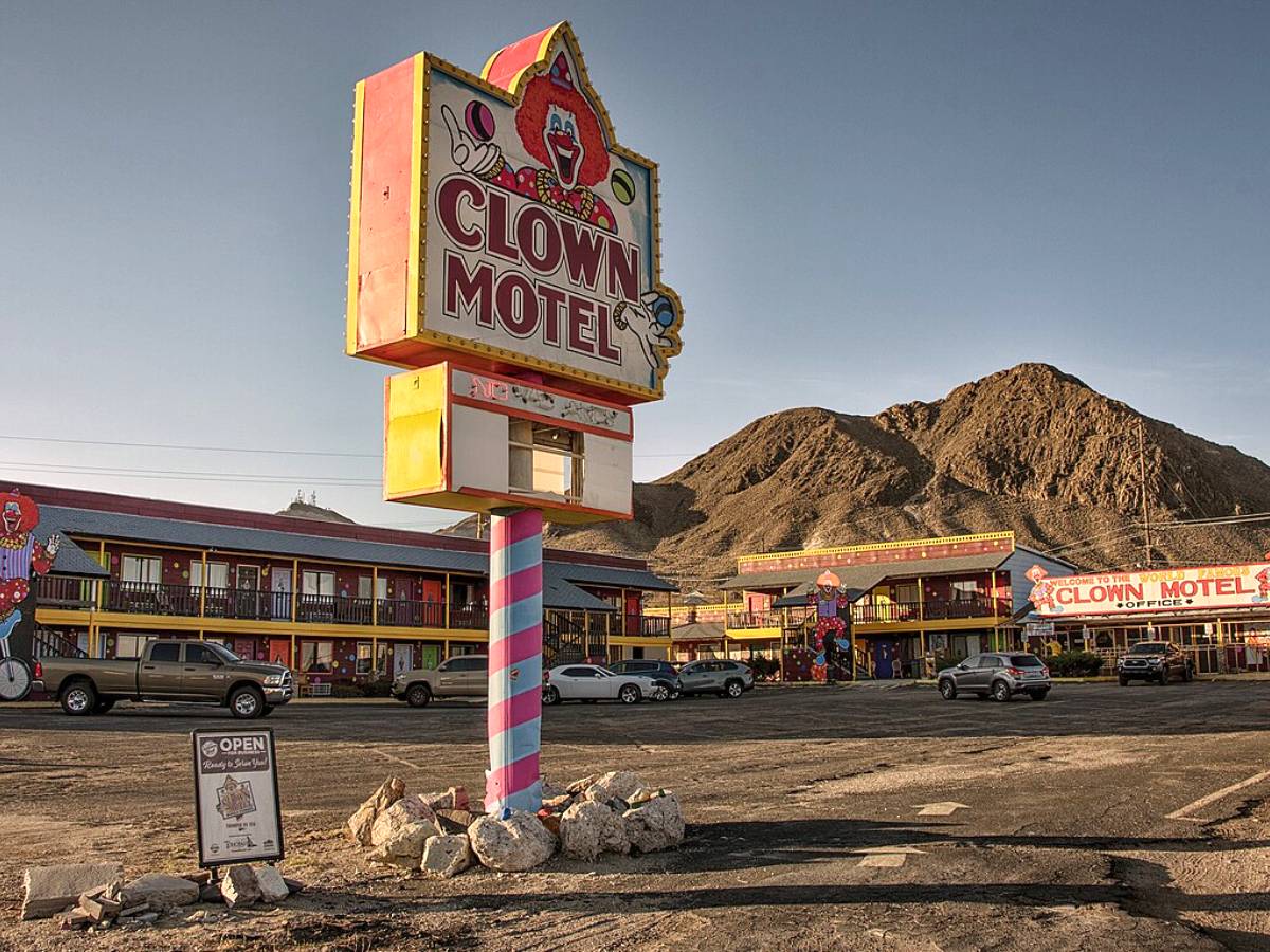 जोकरों से भरा यह क्लाउन मोटल, 2000 से भी ज्यादा जोकर मूर्तियों से भरा ...