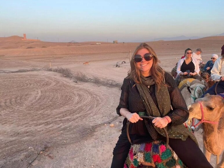 महिला का हुआ तलाक, तो निकली दुनिया घूमने, नए पति के हवाले छोड़ जाती है 2 बच्चे! लोग करते हैं ...