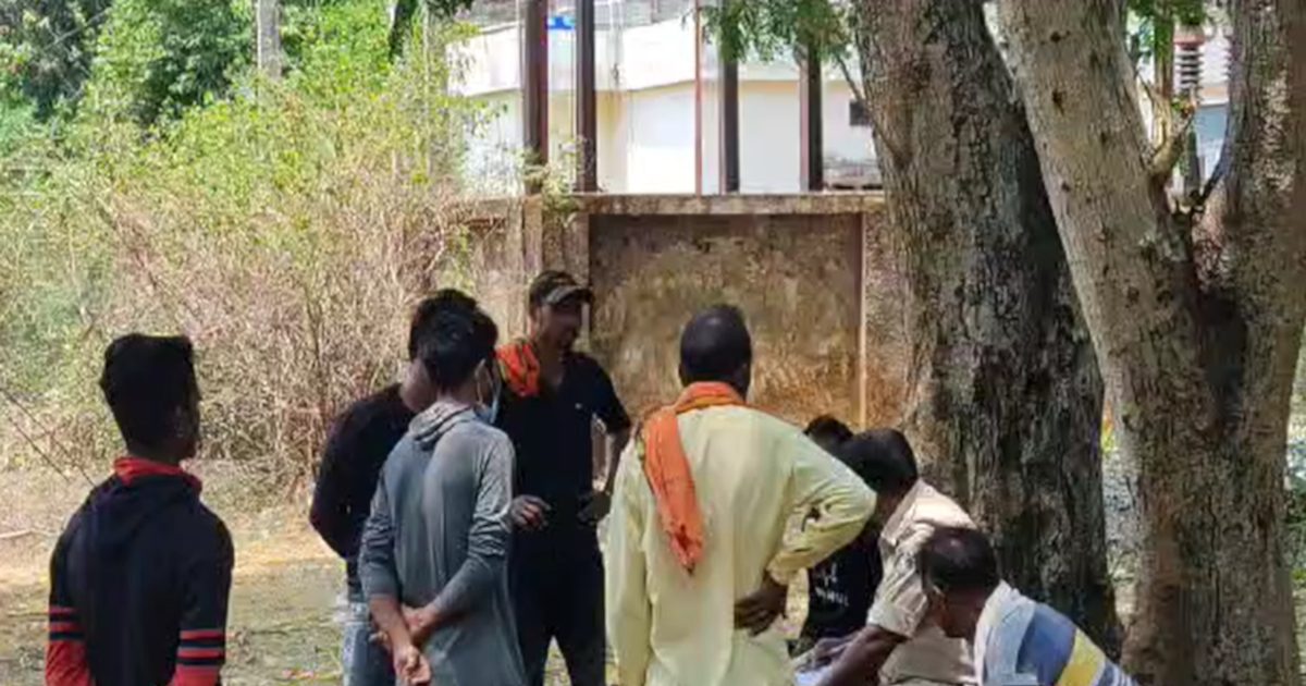 CG News: सड़क पर टहल रही महिला को बाइक से मारी टक्कर, गुस्साए लोगों ने ...