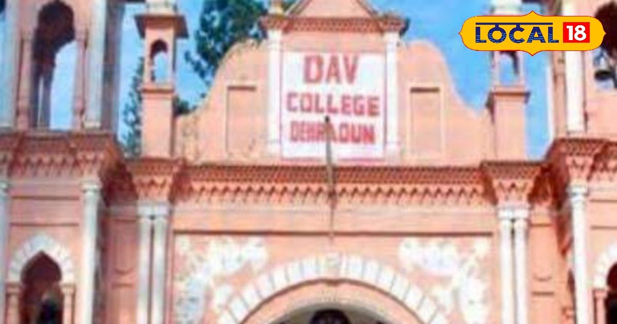 Students are agitating in hope of smart library of DAV College