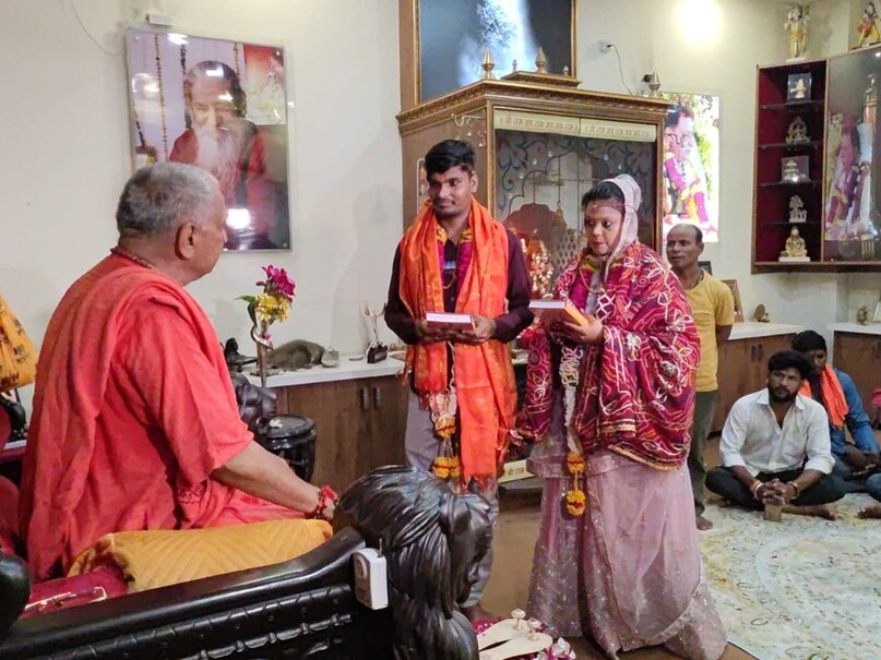 पहले थी फरहा, फिर सोनाक्षी बन भरी मांग, गले में पहना पिया के नाम का ...