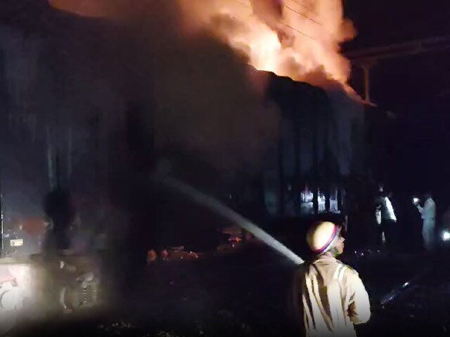 कोयले से भरी चलती मालगाड़ी की एक बोगी में लगी आग, लाखों का सामान जलकर ख़ाक