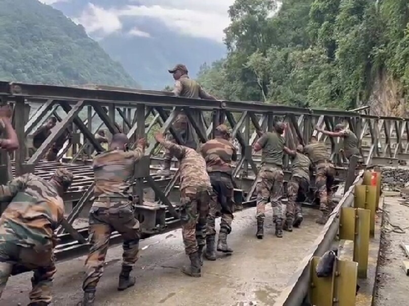 PHOTOS: 72 घंटे में 70 फीट लंबा पुल, जांबांजों को सलाम, लगातार बारिश से ...