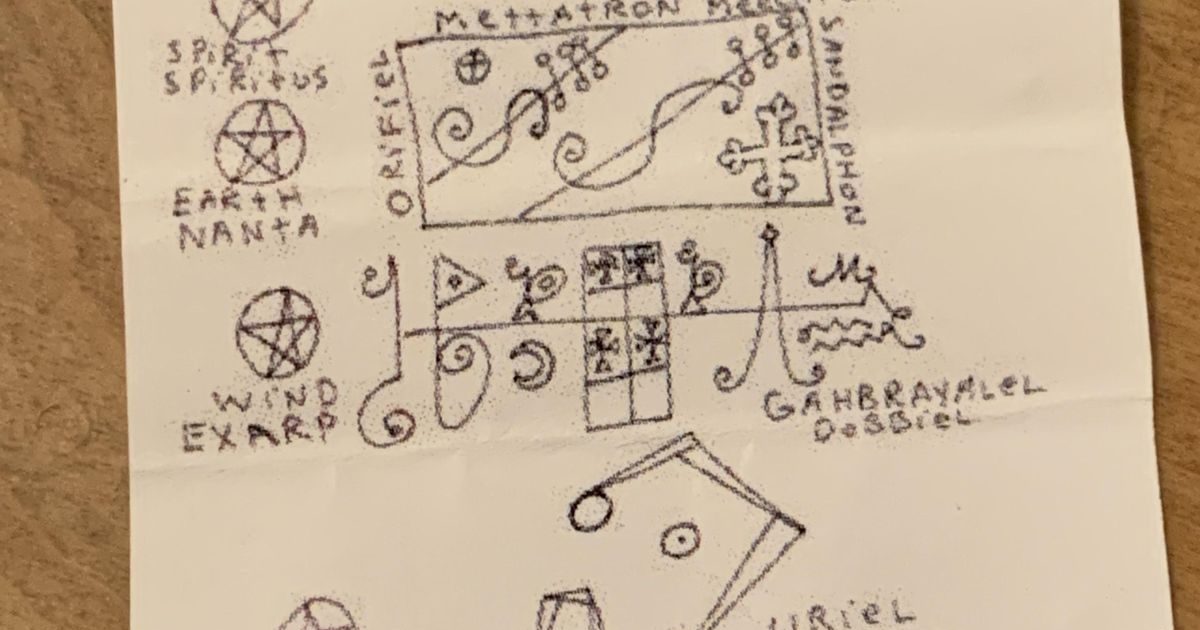 कमरे की सफाई कर रहा था लड़का, दीवार पर चिपका मिला कागज, बने थे ऐसे ...