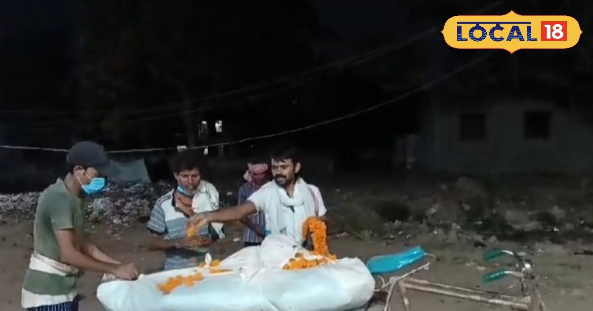 This person has taken up the responsibility of cremating unclaimed dead bodies, has cremated the ...