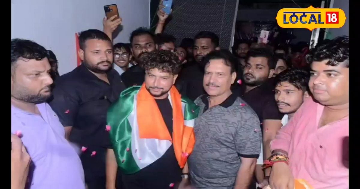 T20 Champions: कुलदीप यादव का हुआ भव्य स्वागत, कोच को देखते ही लगाया ...