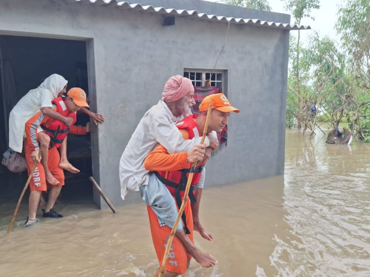 रेलवे स्टेशन के बाद अब पूरा हाईवे भी पानी में डूब गया, टोल प्लाजा पर ...