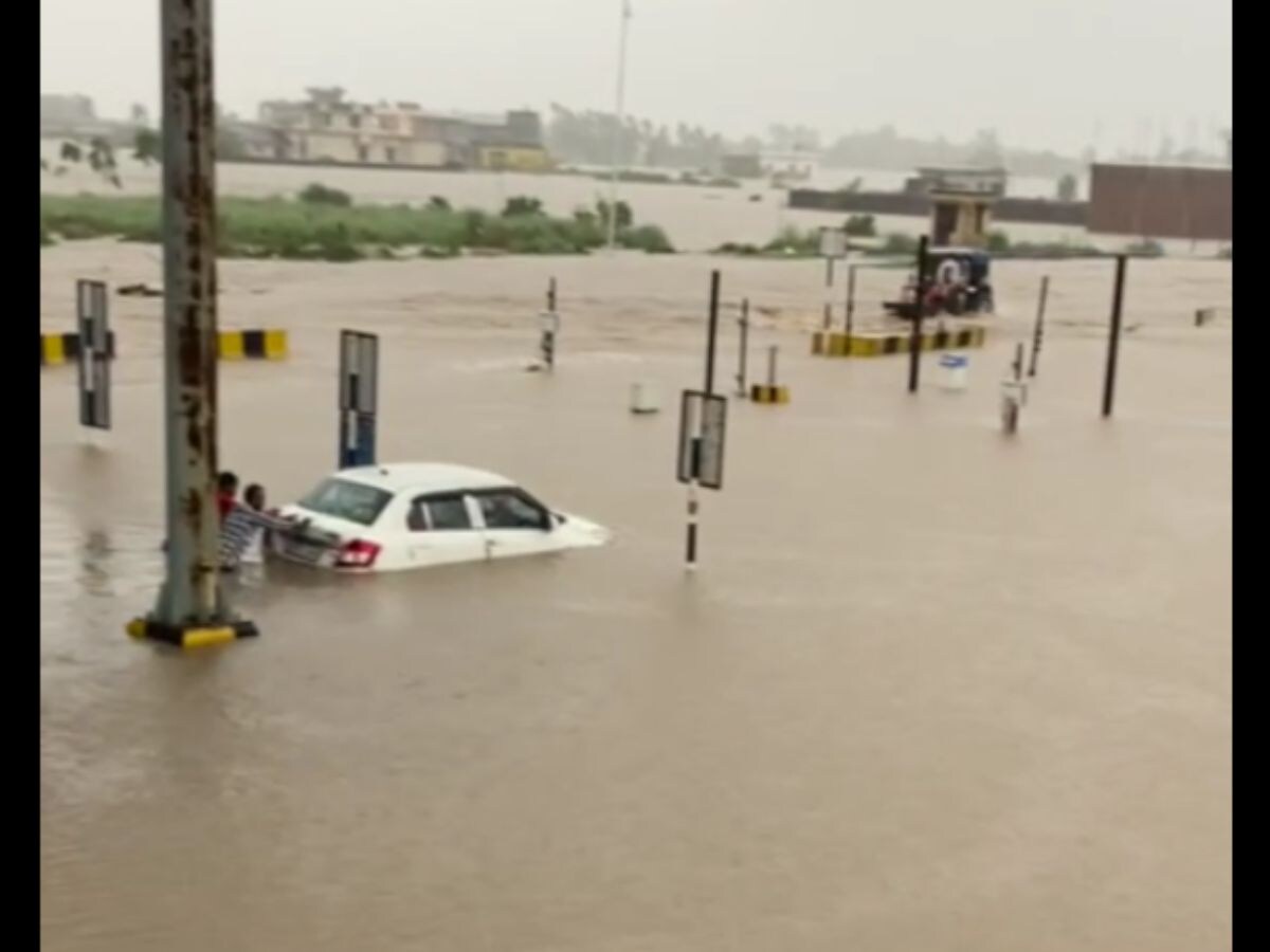 रेलवे स्टेशन के बाद अब पूरा हाईवे भी पानी में डूब गया, टोल प्लाजा पर ...