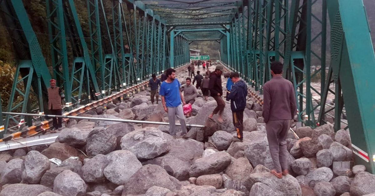 Manali Flood: पुल पर बड़े-बड़े पत्थर, लेह हाईवे टूटा....मनाली में बादल ...