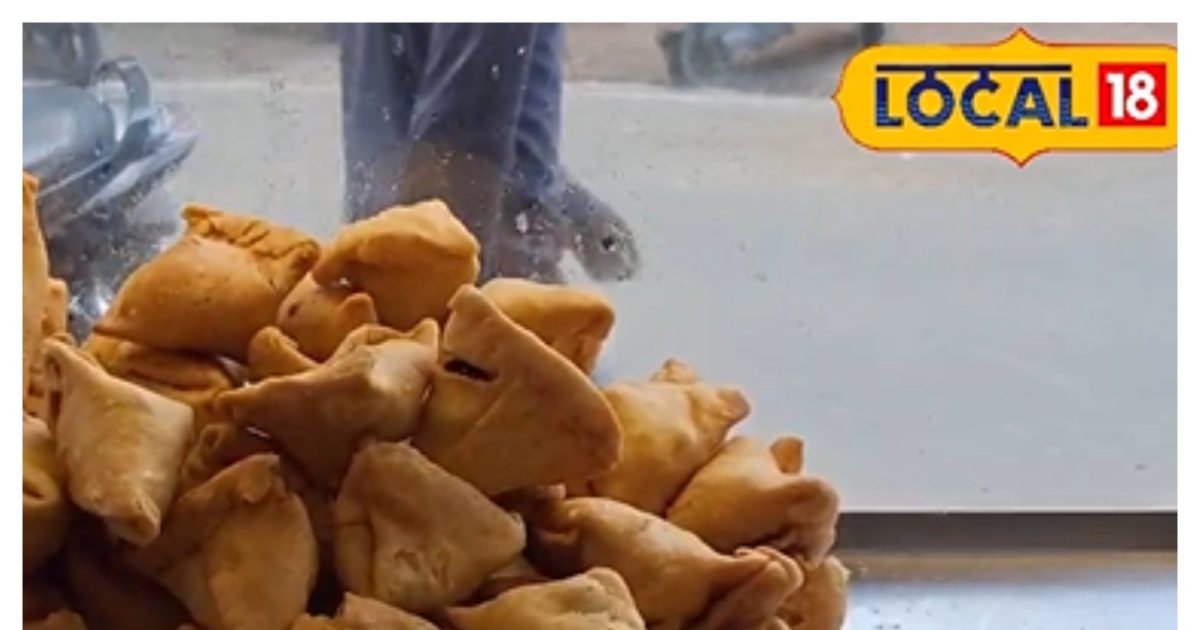 lakheemapur kee mashahoor daamodar samose kee dukaan par samosa khaane ...