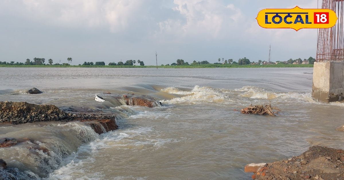 Ganga has embraced this NH 80, here the waves of water are moving as if ...
