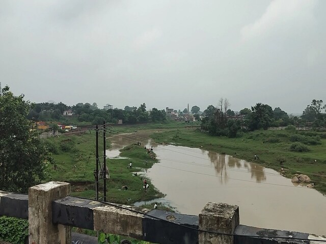 Ranchi News: रांची के इस स्कूल में बड़ा कांड! बाउंड्री पारकर भाग रहे थे ...