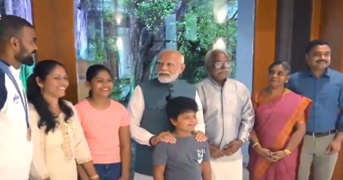 श्रीजेश के परिवार से मिले पीएम मोदी, बेटे के साथ जमकर की मस्ती, देखें ...