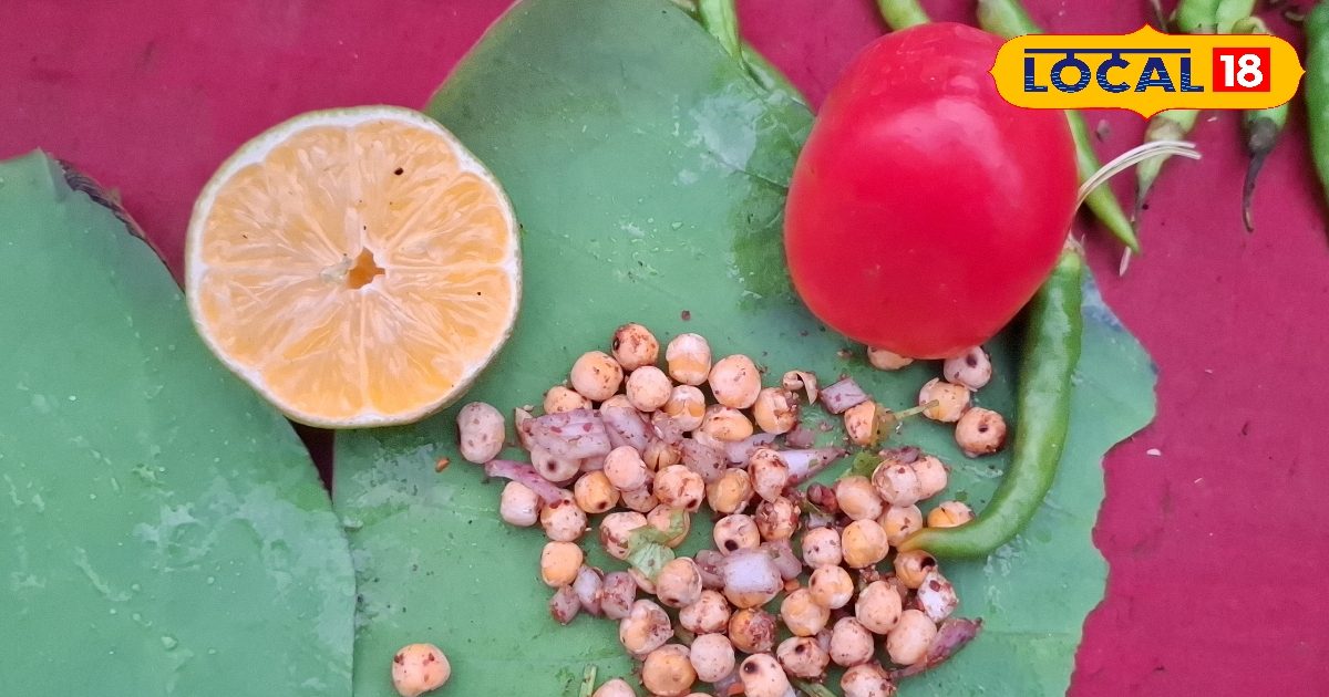 Here you get delicious peas with green chilli, lemon and onion on puran ...