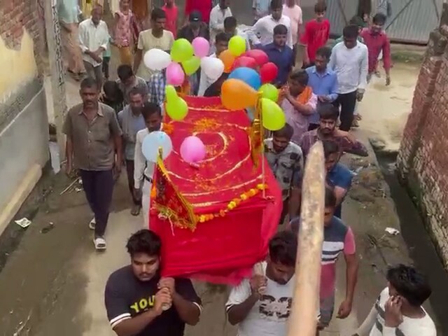 Amroha News: गाजे बाजे के साथ निकली बकरे की शव यात्रा, गंगा किनारे विधि ...
