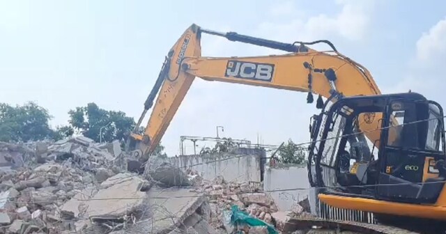 Gonda News: भूमाफिया की पत्नी के नाम पर था मकान, डीएम को हुआ शक, फिर ...