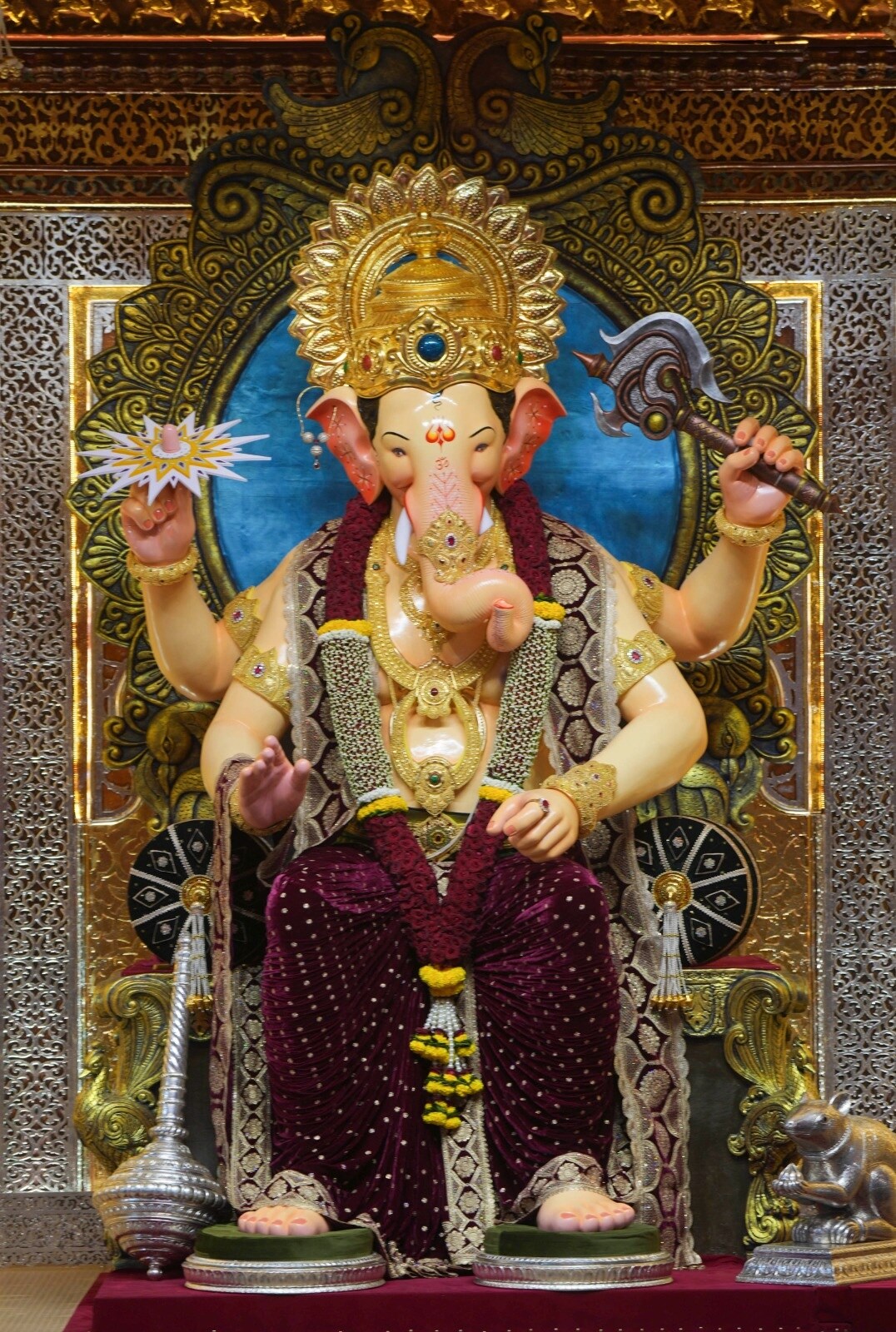 रिलायंस फाउंडेशन ने लालबाग के राजा की चरणों में अर्पित किया 20 किलो ...