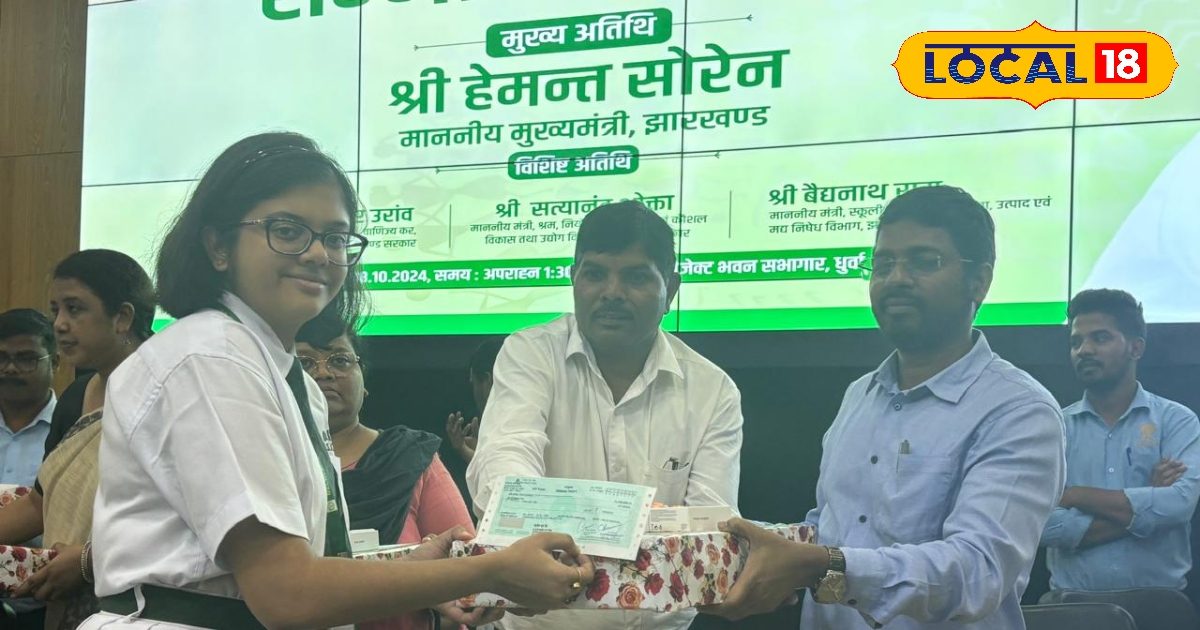 CM Hemant Soren Awards Top Scorers, Avya Singh of Bokaro Receives Prestigious Prize