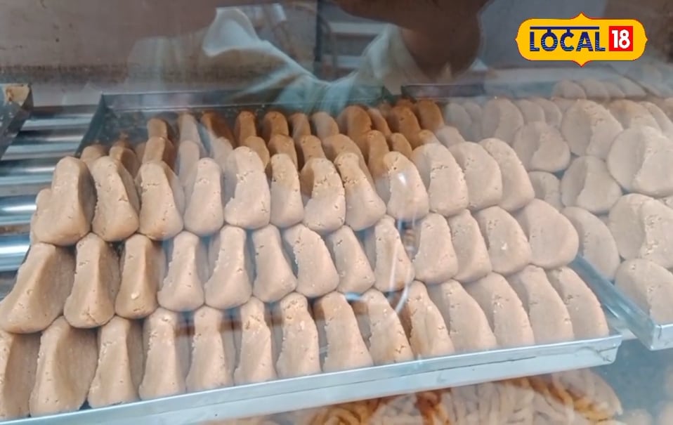 Mau Famous Peda: यहां का अनोखा पेड़ा खाने के लिए कराना पड़ता है बुक ...