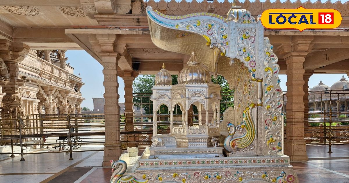 Dhanteras Celebrations Devotees Offer Silver Chariot and Palanquin at ...