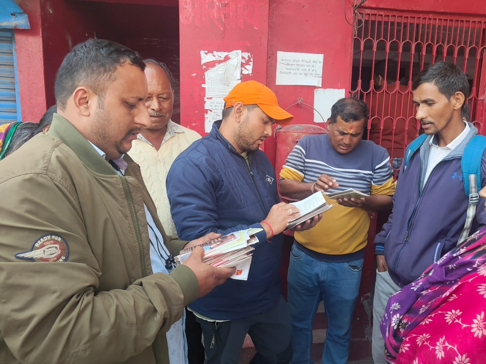 खास रिपोर्ट: एक पोस्‍टमास्‍टर की ठगी, 1500 गांववालों की पाई-पाई खा गया ...