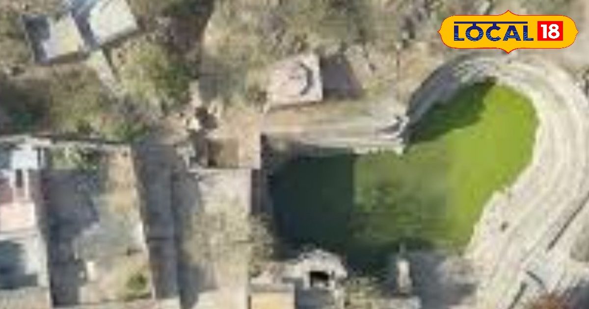 historic-heart-shaped-stepwell-in-the-bhadrajun-fort-with-ancient-shiva ...