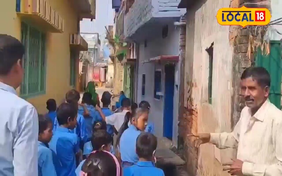 Children and teachers came out of school to make parents aware clapped ...
