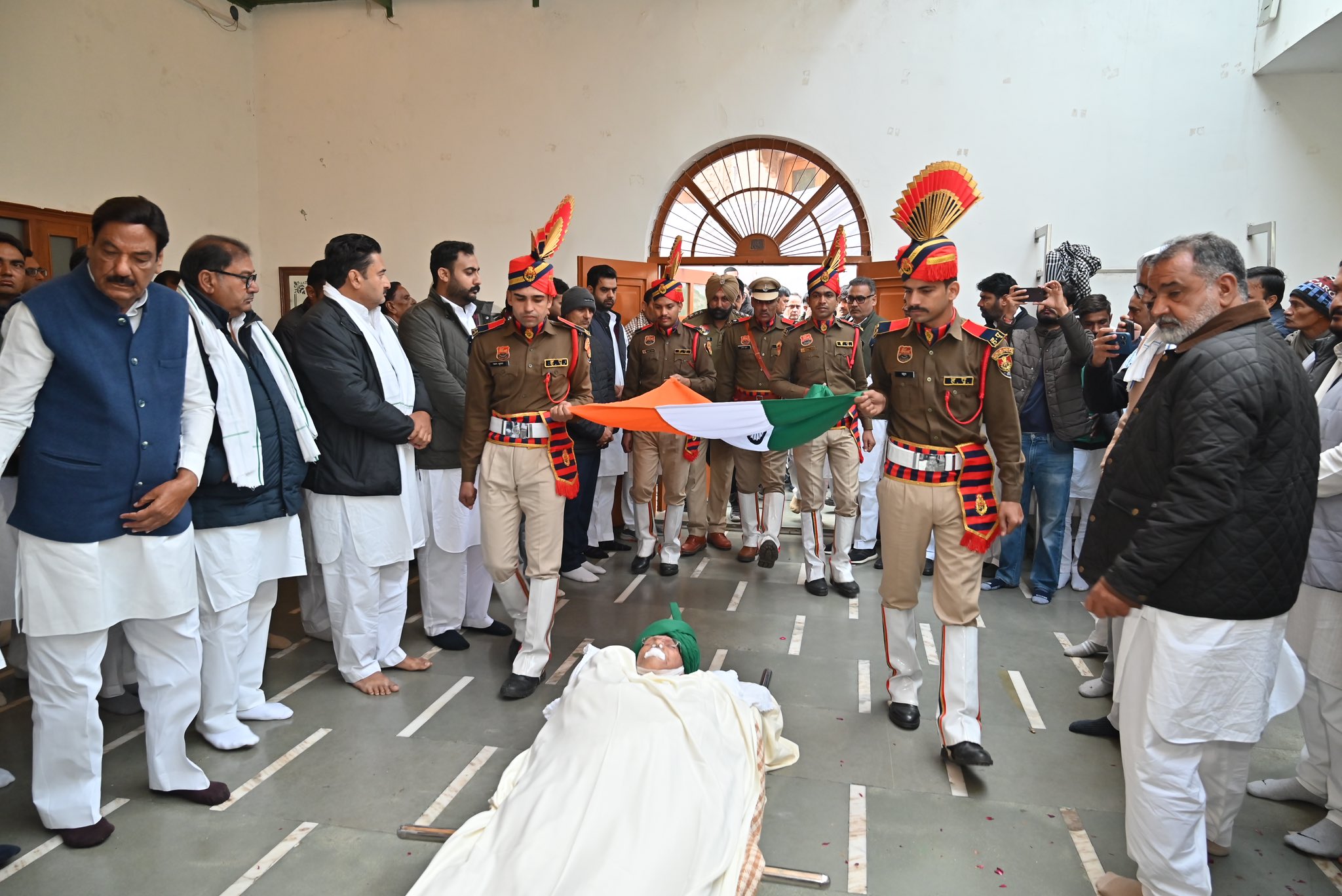 Om Prakash Chautala Funeral: जनता के दर्शनों के लिए रखा गया ओपी चौटाला ...