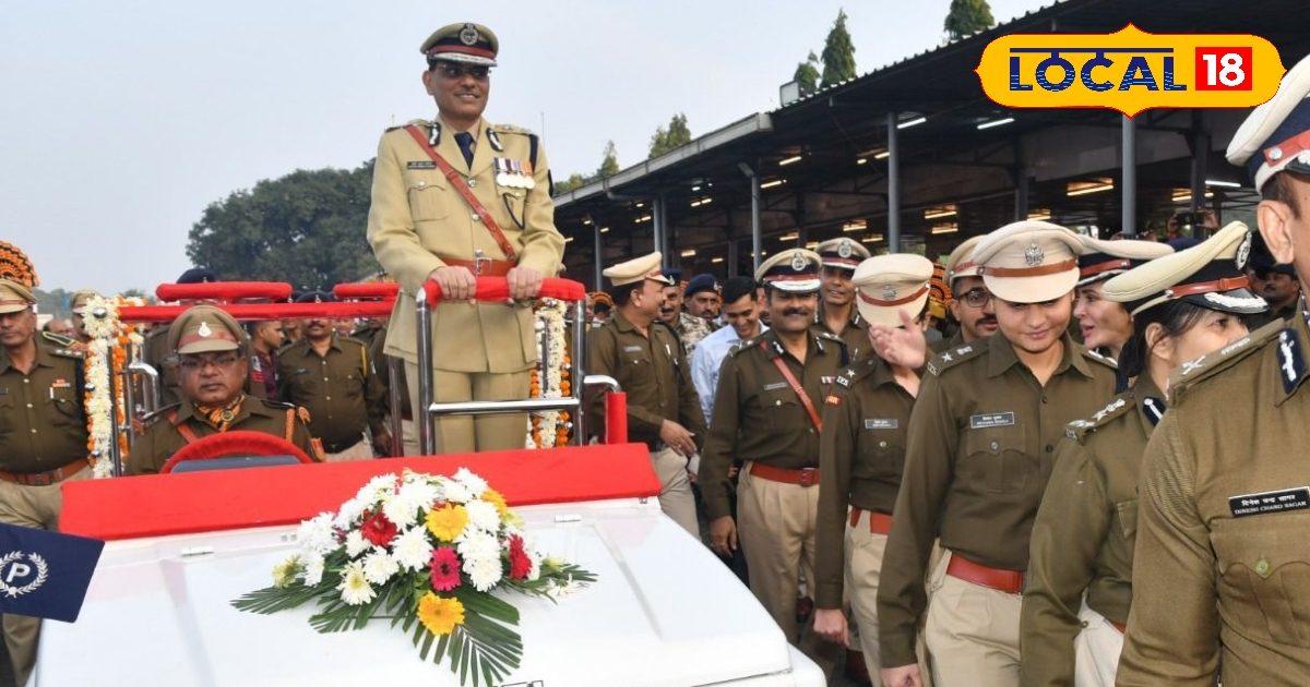 MP DGP Sudhir Saxena farewell parade daughter IPS Sonakshi salute