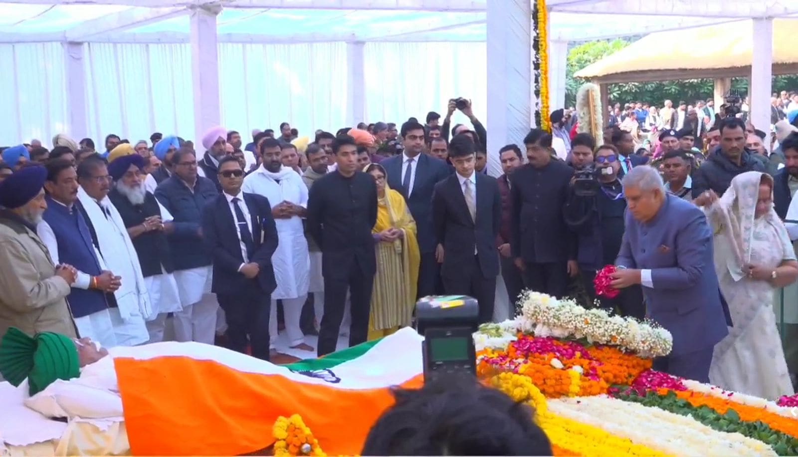 Om Prakash Chautala Funeral: जनता के दर्शनों के लिए रखा गया ओपी चौटाला ...